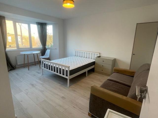 Claremont Way, London NW2, Room to rent, £1,100 pcm | PrimeLocation