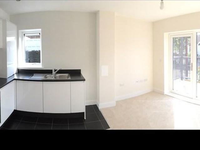 Clarence Avenue, Ilford, IG2 2 bed flat to rent £1,900 pcm £438 pw