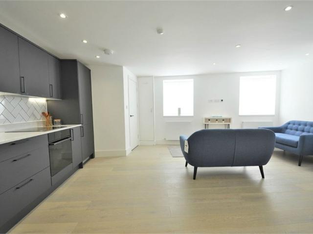 Clarence Court, The Broadway, London NW7, 1 bed flat to rent, £1,560 pcm | PrimeLocation