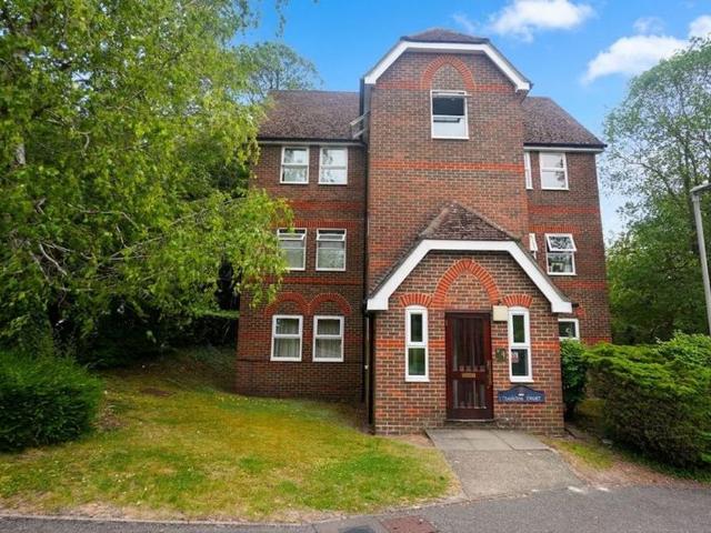 Clarence Court, High Wycombe HP13 2 bed flat to rent £1,375 pcm £317 pw