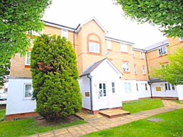 Clarence Close, Barnet EN4, 2 bed flat to rent, £1,650 pcm | PrimeLocation