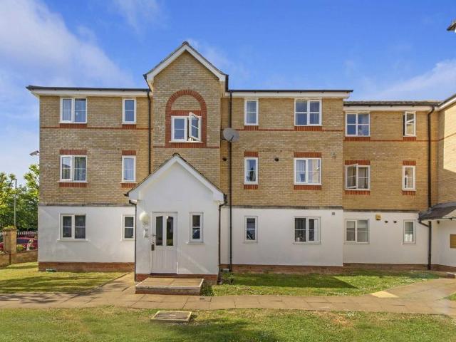 Clarence Close, Barnet EN4 2 bed flat to rent £1,700 pcm £392 pw