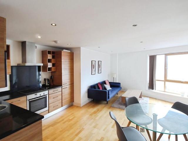 Clarence House, The Boulevard, Leeds. 2 bed flat to rent £1,195 pcm £276 pw