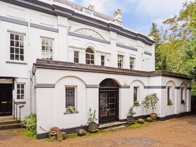 Clarence Lodge, Middle Hill, Egham. 2 bed flat to rent £3,500 pcm £808 pw
