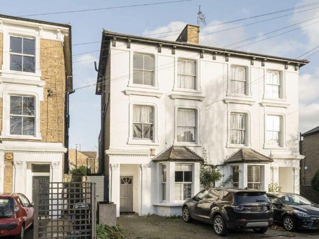 Clarence Road, London W4 1 bed flat to rent £2,999 pcm £692 pw