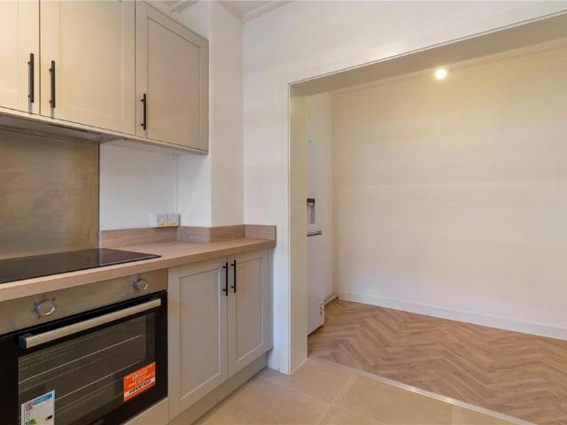 Clarence Road, London, E5 2 bed apartment to rent £2,700 pcm £623 pw