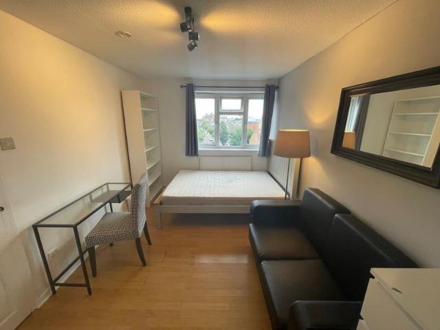 Clarence Road, London E5, Room to rent, £1,040 pcm | PrimeLocation