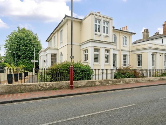 Clarence Road, Tunbridge Wells TN1 2 bed flat to rent £1,795 pcm £414 pw