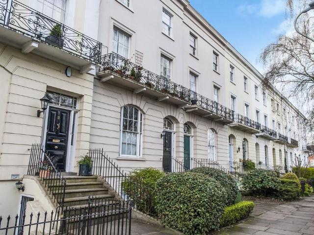 Clarence Square, Cheltenham, GL50 3 bed flat to rent £3,000 pcm £692 pw