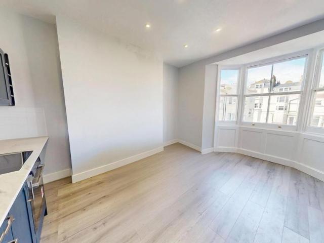 Clarence Square, City Centre. 2 bed flat to rent £1,535 pcm £354 pw