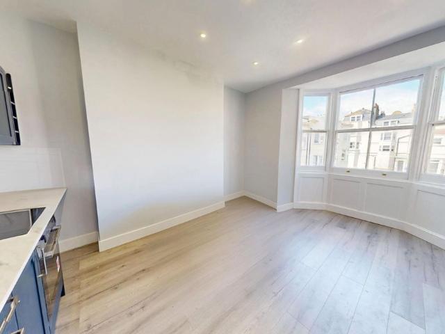 Clarence Square, City Centre, Brighton BN1, 2 bed flat to rent, £1,650 pcm | PrimeLocation