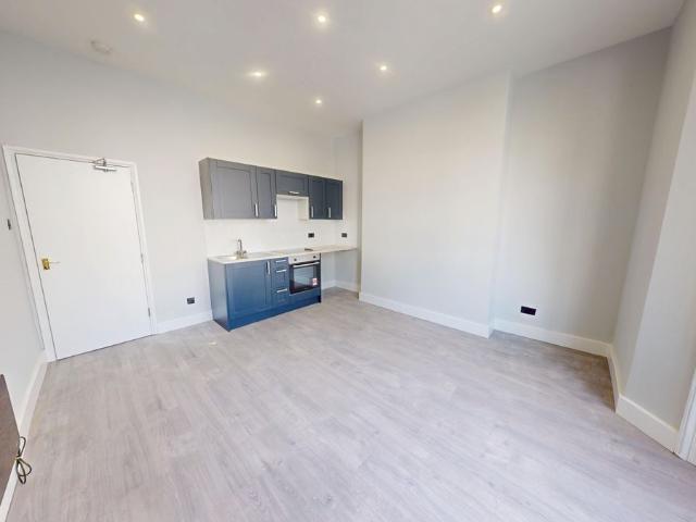 Clarence Square, Brighton BN1, 2 bed flat to rent, £1,650 pcm | PrimeLocation