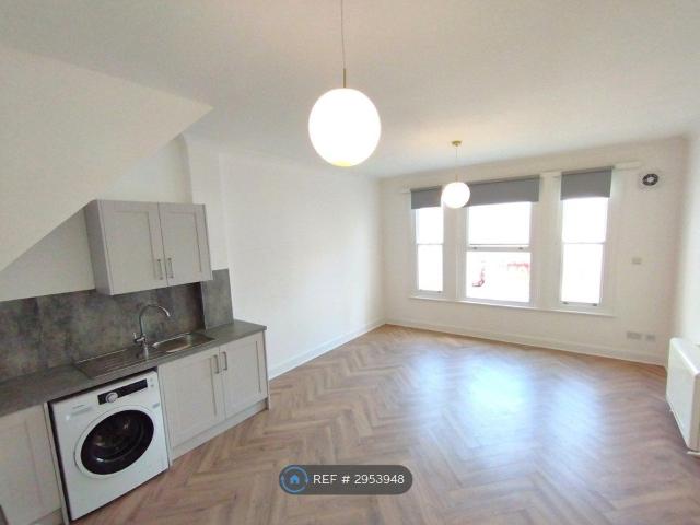 Clarence Square, Brighton BN1, 2 bed flat to rent, £1,895 pcm | PrimeLocation