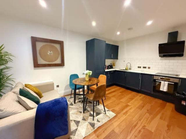 Clarence Square, Brighton BN1, 2 bed flat to rent, £2,050 pcm | PrimeLocation