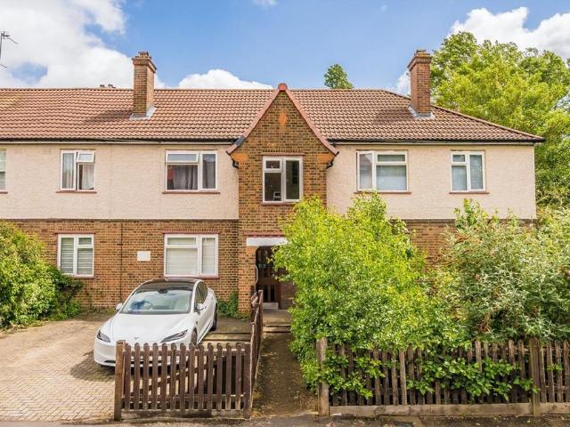 Clarendon Crescent, Twickenham TW2 2 bed flat to rent £2,350 pcm £542 pw