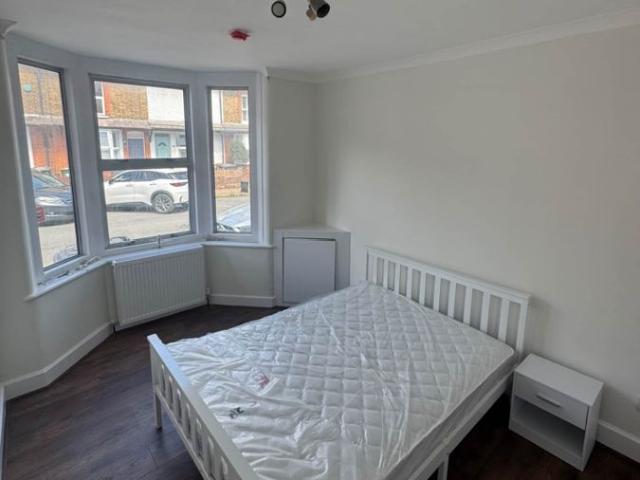 Clarendon Road, Elstree WD6, Room to rent, £875 pcm | PrimeLocation
