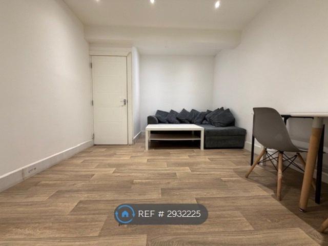 Clarendon Road, Luton LU2, 3 bed flat to rent, £1,600 pcm | PrimeLocation