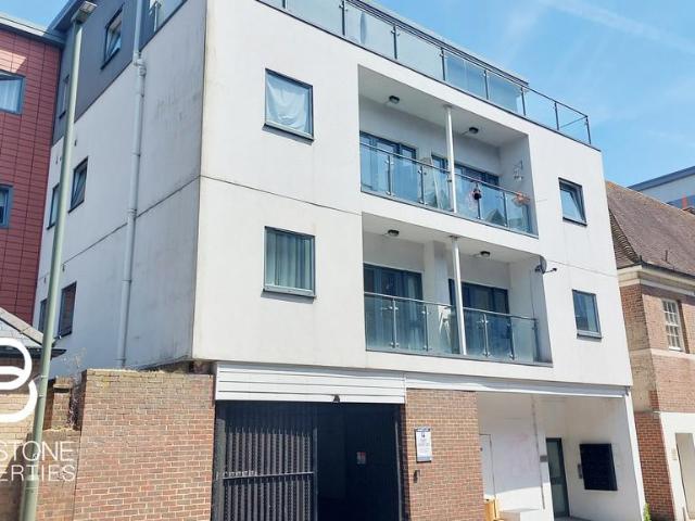 Clarendon Road, Redhill 2 bed flat to rent £1,550 pcm £358 pw