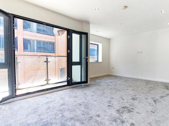 Clarendon Road, Redhill 2 bed flat to rent £1,550 pcm £358 pw