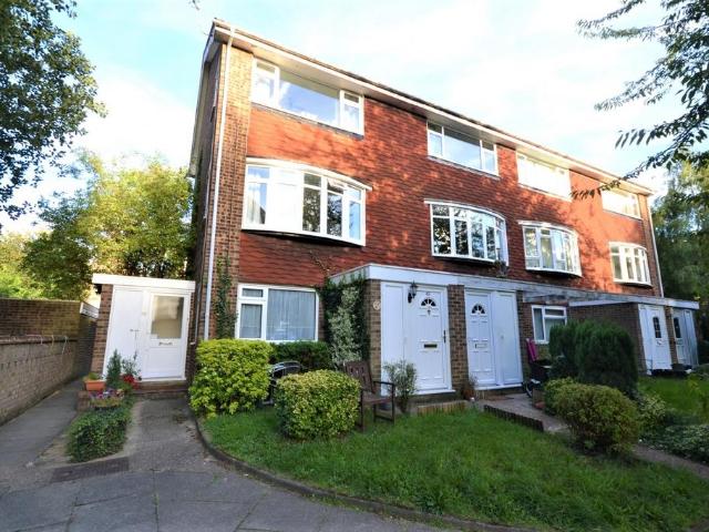 Clareville Road Orpington BR5 2 bed maisonette to rent £1,650 pcm £381 pw