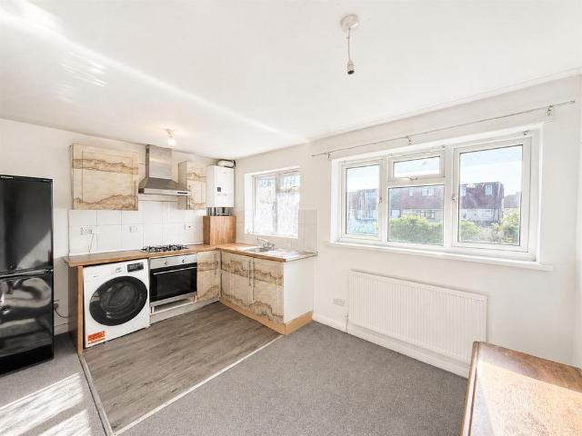 Clark Way, Hounslow TW5 1 bed apartment to rent £1,275 pcm £294 pw