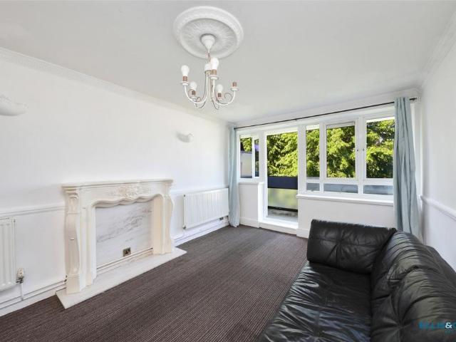 Clark Street, London, E1 3 bed maisonette to rent £3,000 pcm £692 pw