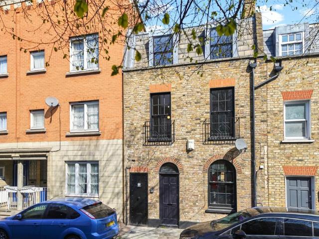 Clark Street, London, E1 4 bed terraced house to rent £4,400 pcm £1,015 pw