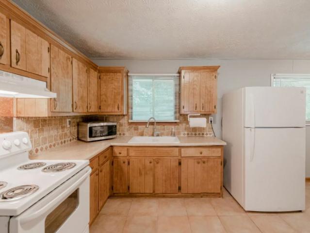 Clarkston Home, a 6 minute walk to bus 126