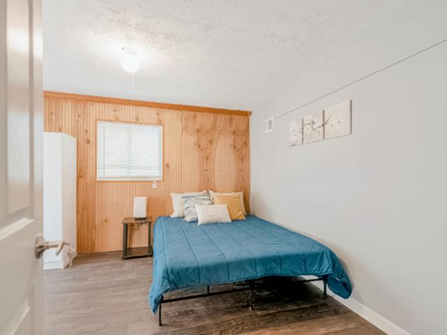 Clarkston Home, a 6 minute walk to bus 126