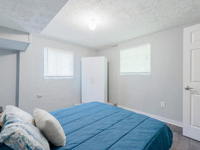 Clarkston Home, a 6 minute walk to bus 126