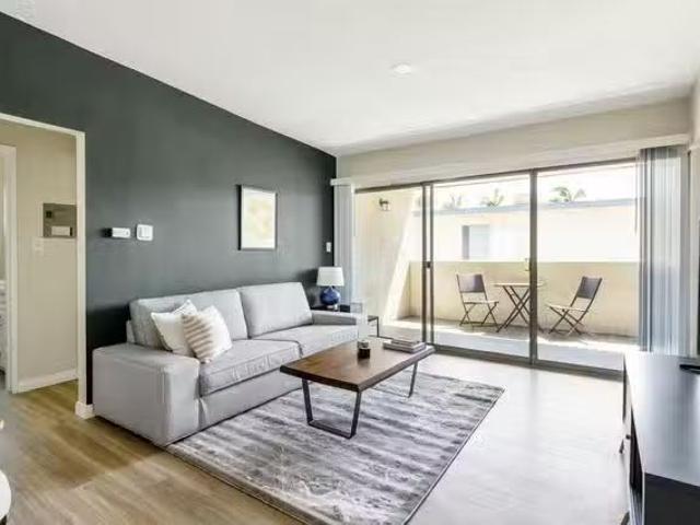 Clarington Avenue, Los Angeles, CA
