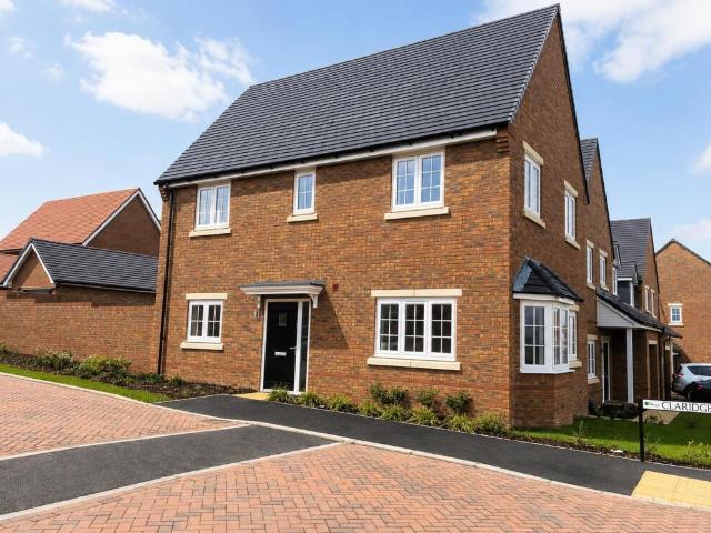 Claridge Close, Swindon, SN6 3 bed detached house to rent £1,900 pcm £438 pw