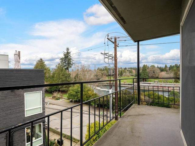 Classic Apartments in Magnolia Close to The Locks 1 Bedroom Apartment for Rent at 3119 3119 & 3201 W Commodore Way, Seattle, WA 98199 Lawton Park