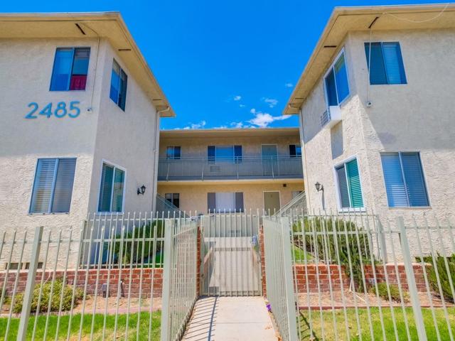 Classic Courtyard Building on Venice Blvd – Secure, Convenient, Pet Friendly