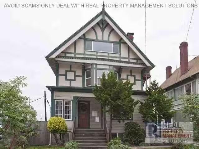 Classic Craftsman Top Floor Unit in Nob Hill! 2069 Nw Overton.