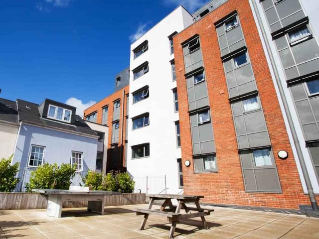 Classic En Suite B Has an Apartment