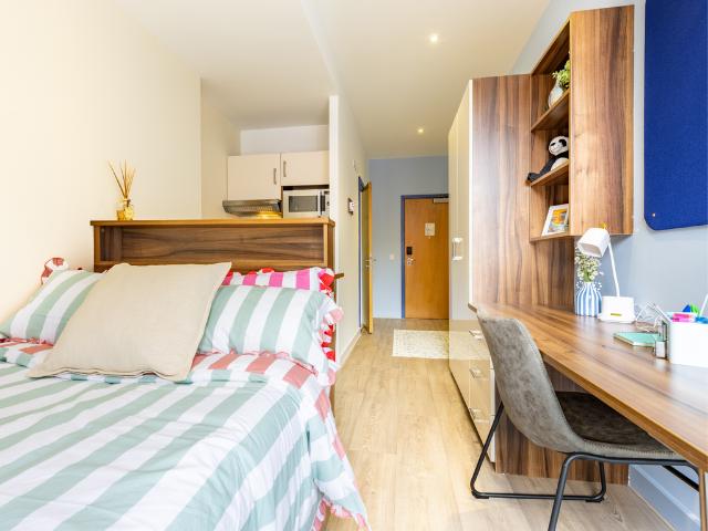 Classic Studio at Central Studios, 4. Studio to rent £1,166 pcm £269 pw