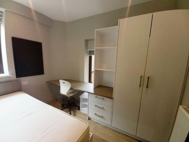 Classic Smaller 2 Bed Apartment Shared Bathroom