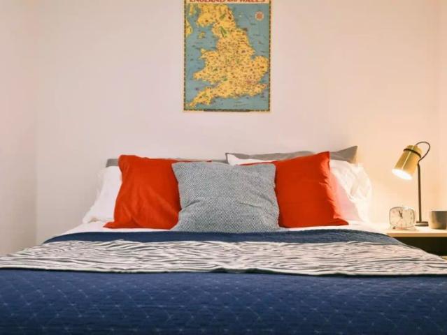 Classic 3 Bed Shared Bathroom Apartment