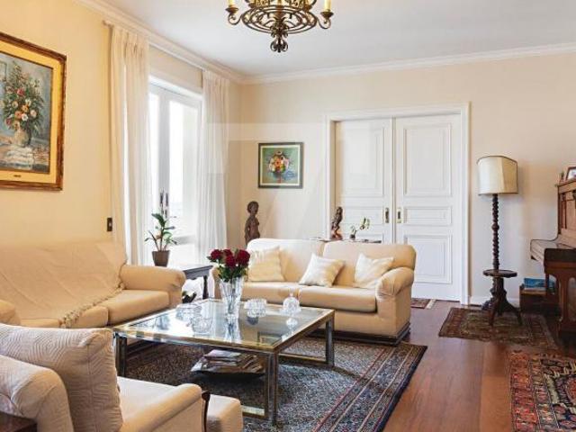 Clássico apartamento Lindenberg com port cochère e jardins franceses