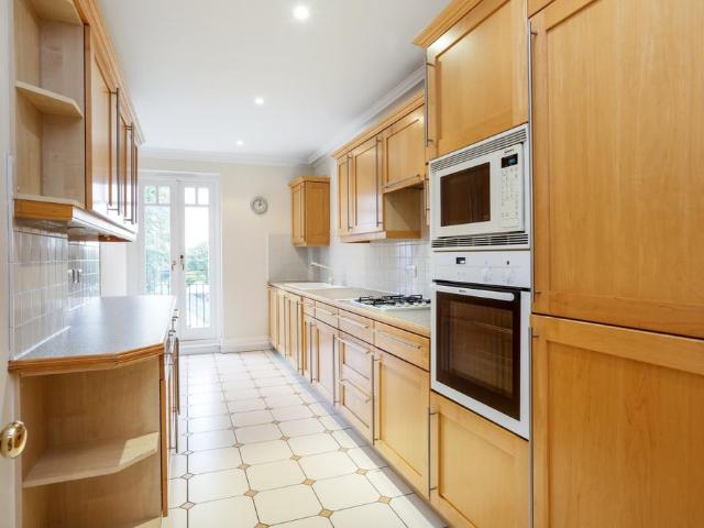 Clevedon Road Richmond TW1 3 bed apartment to rent £7,000 pcm £1,615 pw