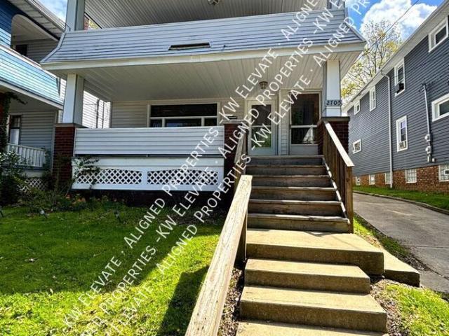 Cleveland – Charming 2 Bedroom with Hardwood Floors!