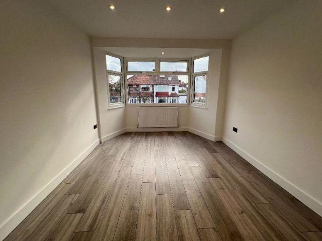 Cleveland Gardens, London NW2 2 bed flat to rent £2,200 pcm £508 pw