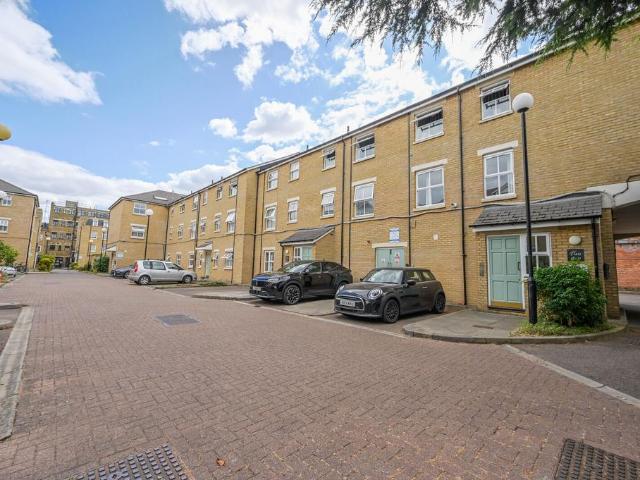 Cleveland Grove, Stepney, London, E1 2 bed flat to rent £2,384 pcm £550 pw