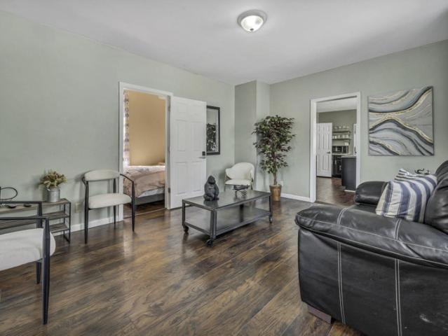 Cleveland House with Dining area. Comfy & cozy