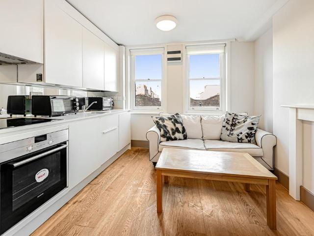 Cleveland Street London W1T 1 bed flat to rent £2,470 pcm £570 pw