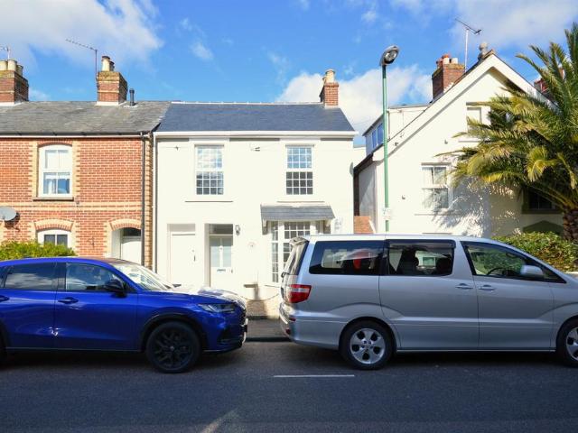 Cleveland Road, Chichester, PO19 3 bed semi detached house to rent £1,595 pcm £368 pw