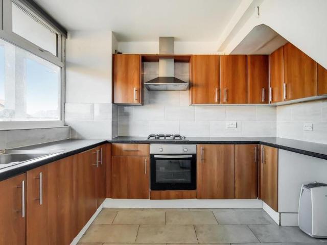 Cleveland Way, Bethnal Green, London E1 3 bed maisonette to rent £2,950 pcm £681 pw