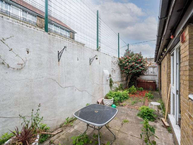 Cleveland Way, Stepney, London E1, 3 bed flat to rent, £2,600 pcm | PrimeLocation