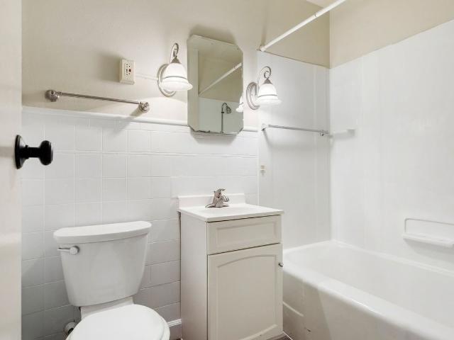Cleveland Terrace Studio Apartment for Rent at 569 Cleveland Ave S, St. Paul, MN 55116 Highland
